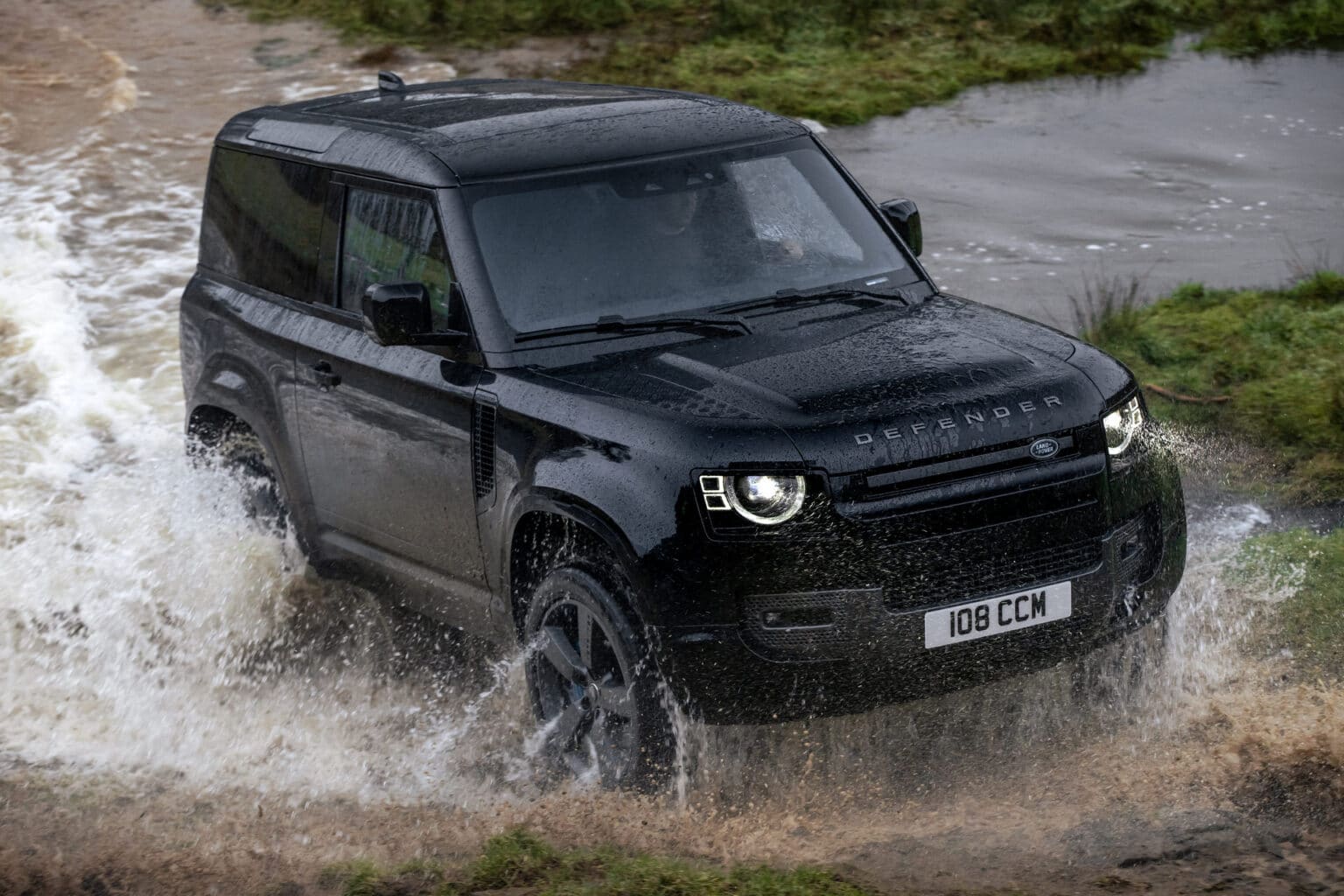 Nuova Land Rover Defender V8, foto ed info del suv da 525 CV