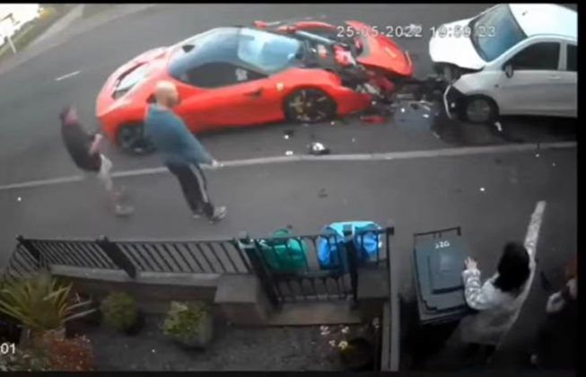 Incidente INCREDIBILE, una Ferrari SF90 prende 4 auto parcheggiate, e ...