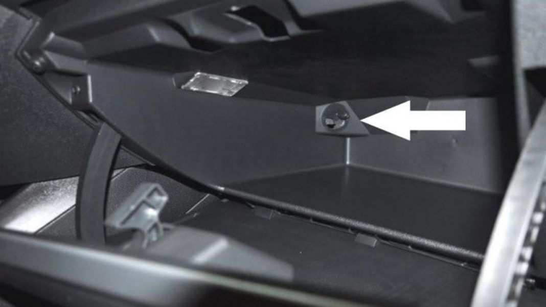 La funzione segreta nel vano portaoggetti, nessuno ci aveva mai fatto ...